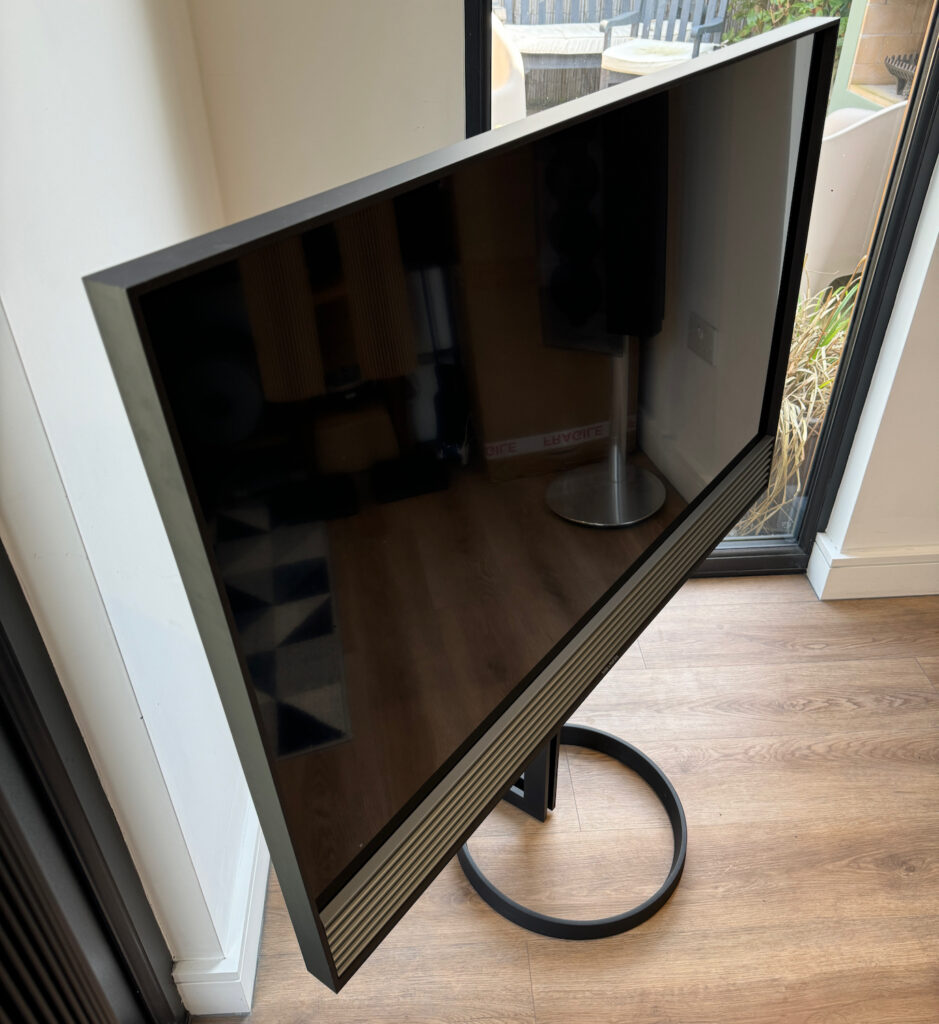 BeoVision Horizon 48 Television + Floor/Table Stand
